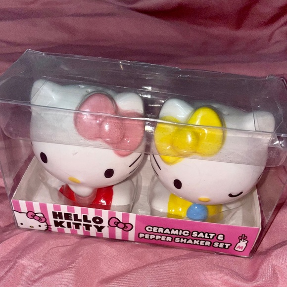 Hello Kitty | Kitchen | Hello Kitty Salt And Pepper Shaker | Poshmark